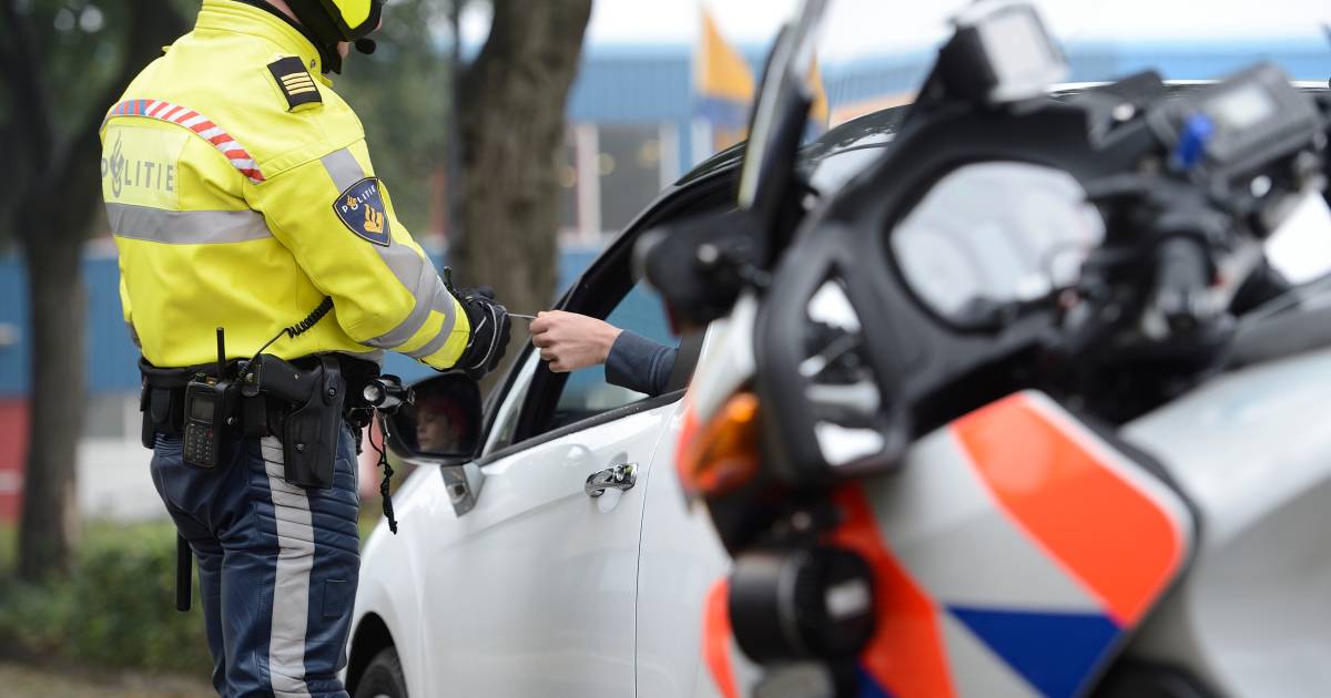 Motoragent betrapt snelheidsduivel die met 250 kilometer per uur over ...