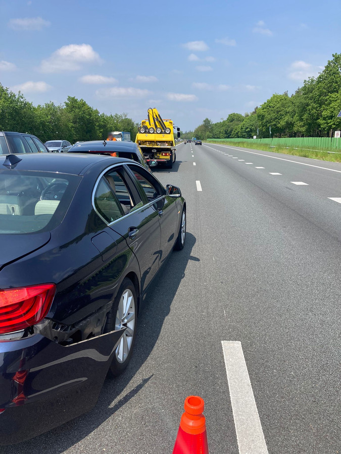 Ongeluk met meerdere voertuigen op A2 bij Valkenswaard, rijstrook ruim ... Ongeluk met meerdere voertuigen op A2 bij Valkenswaard, rijstrook ruim ...