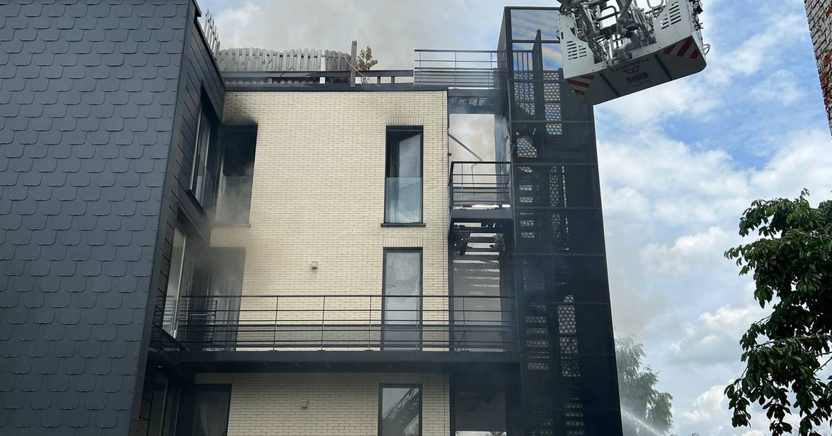 Brandweer zet zware middelen in voor flatbrand | Brussel | hln.be