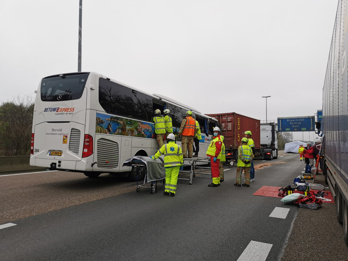Bus met Nederlandse senioren op weg naar de zon crasht in België: 20 ...