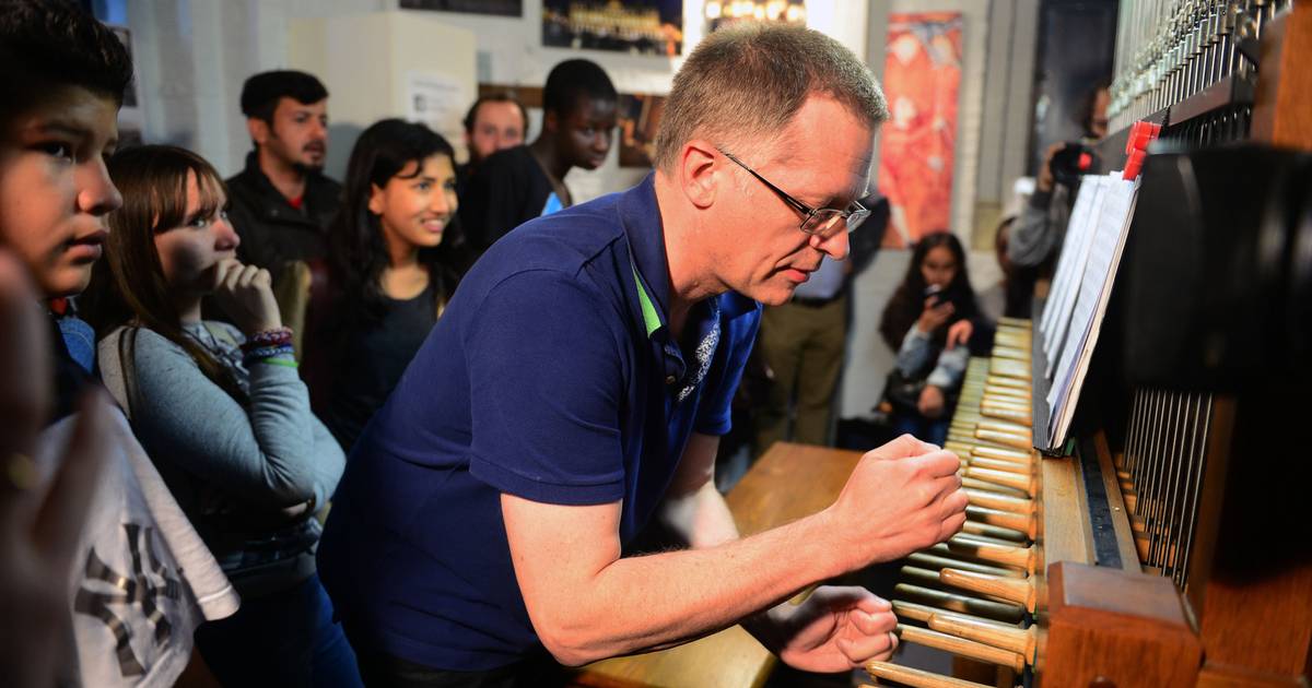 Luc Rombouts laat vluchtelingen kennismaken met beiaard | Leuven | hln.be