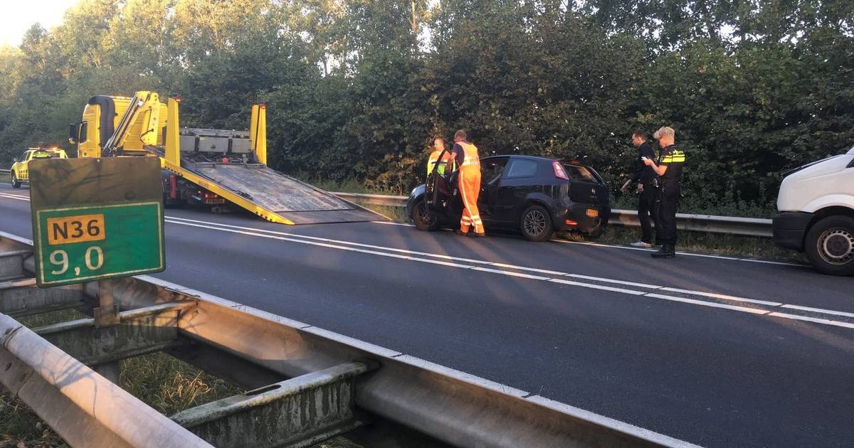 Botsing auto en bestelbus op N36 bij Vriezenveen | Twenterand | tubantia.nl