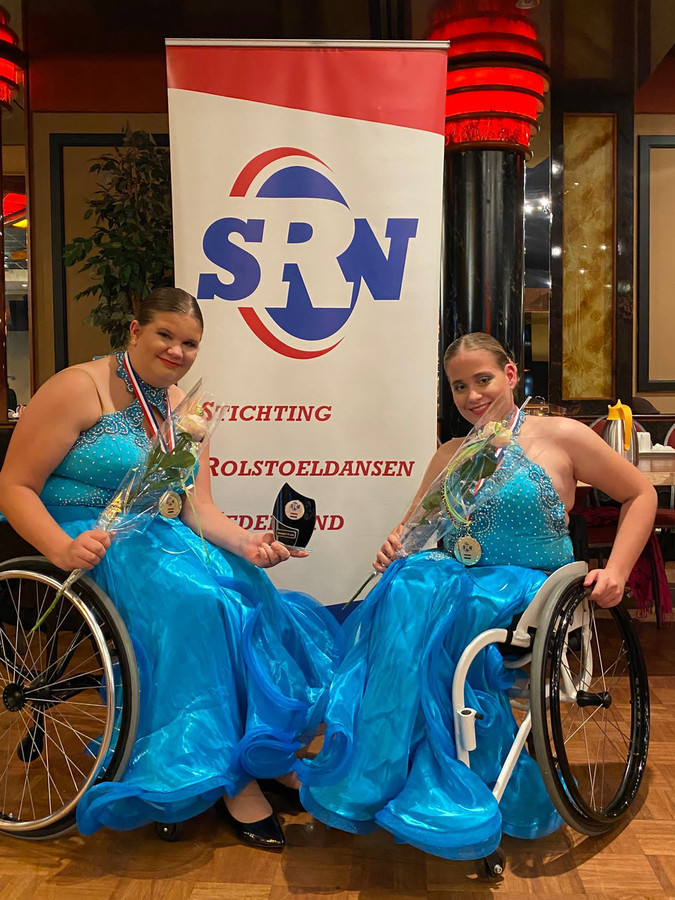 Vriendinnen vanaf groep 3 en nu zijn Floor en Femke samen Nederlands ...