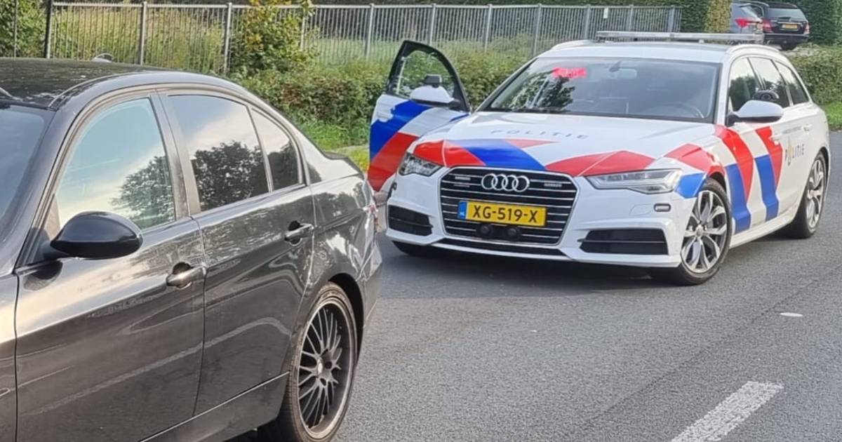 Politie stopt 17-jarige automobilist zonder rijbewijs, verplaatste tijdens rijden naar ...