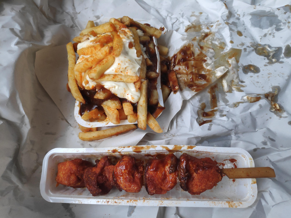 “De stoverijsaus is vermengd met de mayonaise. Het ziet er één groot ...