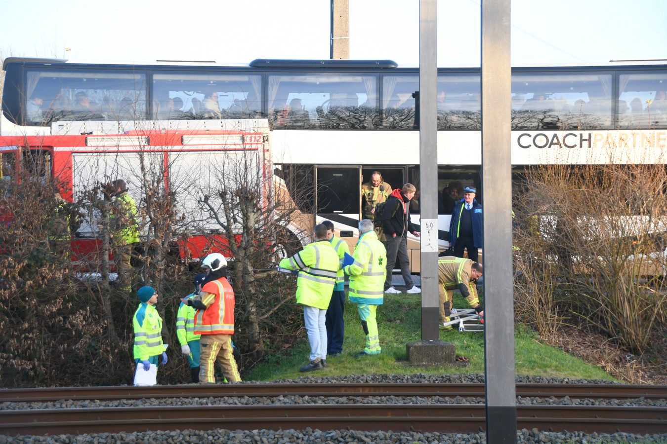 Fietser gegrepen door trein op bewaakte overweg: man overleden | Foto ...