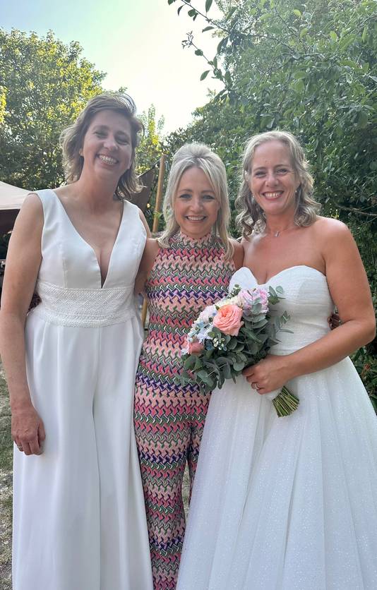 Boerin Bertie trouwt met grote liefde in achtertuin van boerderij in ...