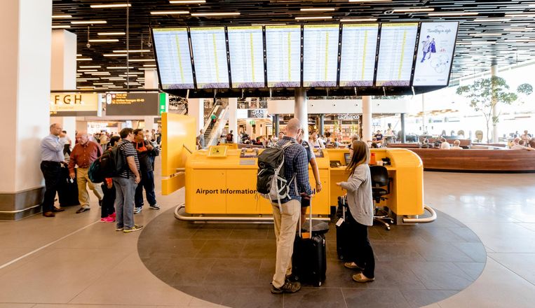 Schiphol vervangt informatiebalie door chat en praatpalen | Het Parool