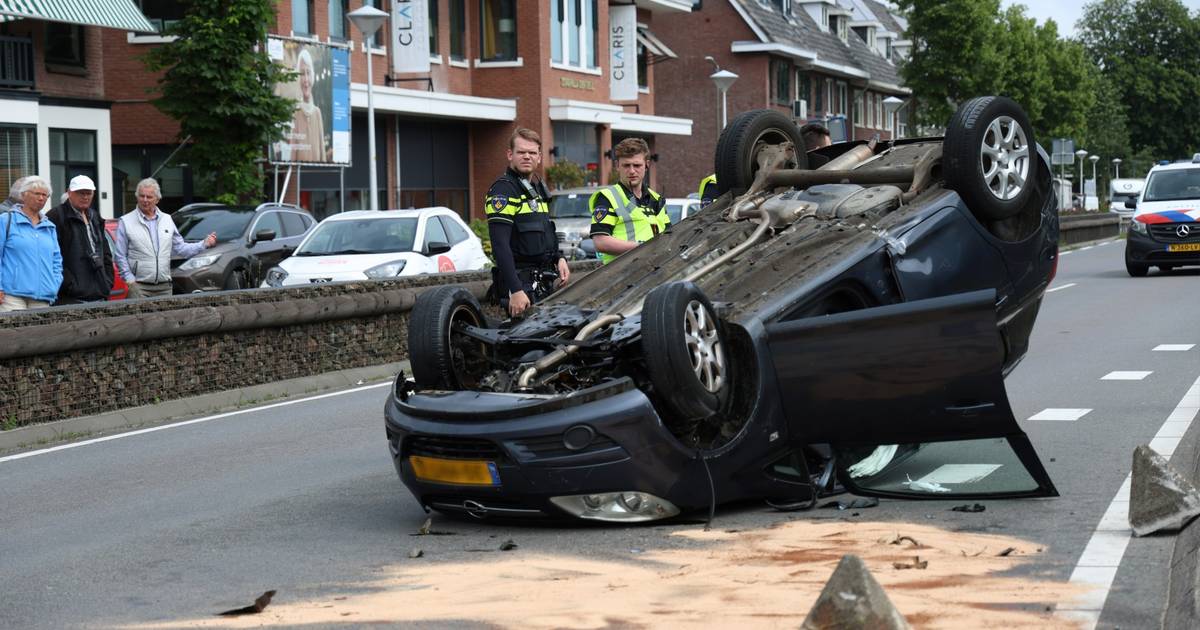 Auto belandt op dak bij ongeluk Rijksstraatweg | Wassenaar | AD.nl