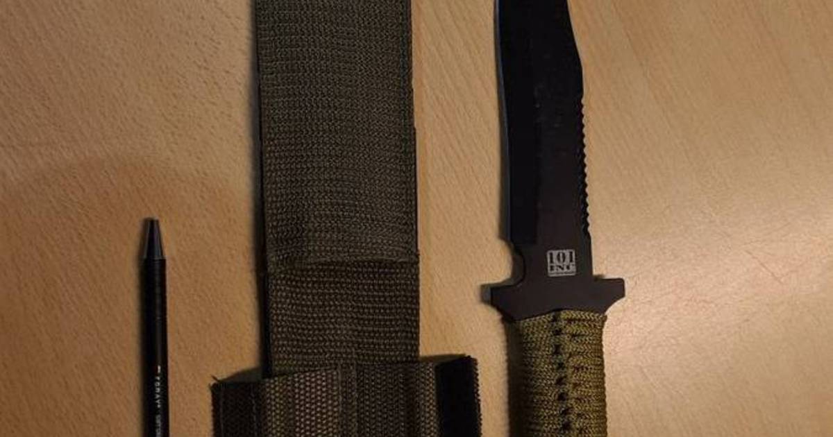 Jongen van 12 met mes op zak aangehouden tijdens fouillering op straat ... Jongen van 12 met mes op zak aangehouden tijdens fouillering op straat ...