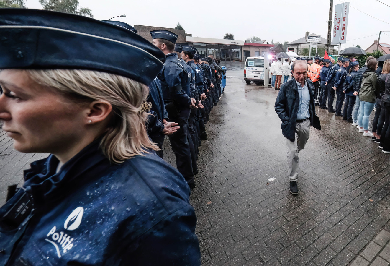 Politie keert burgemeesters de rug toe: “Jullie hebben onze levens ...