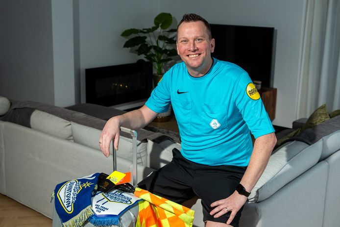 Normaal is Tom scheids bij derdeklassepotjes, nu fluit hij plots in Las ...