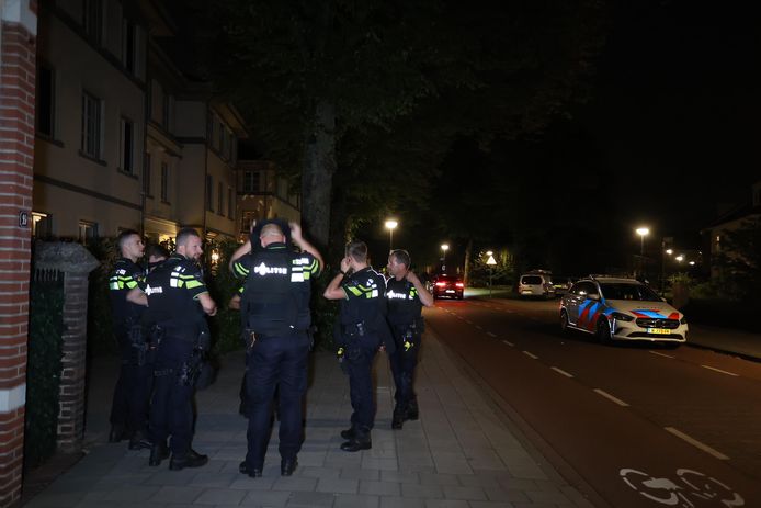Agenten met kogelwerende vesten rukken uit naar mogelijke overval in Vught, blijkt loos alarm ...