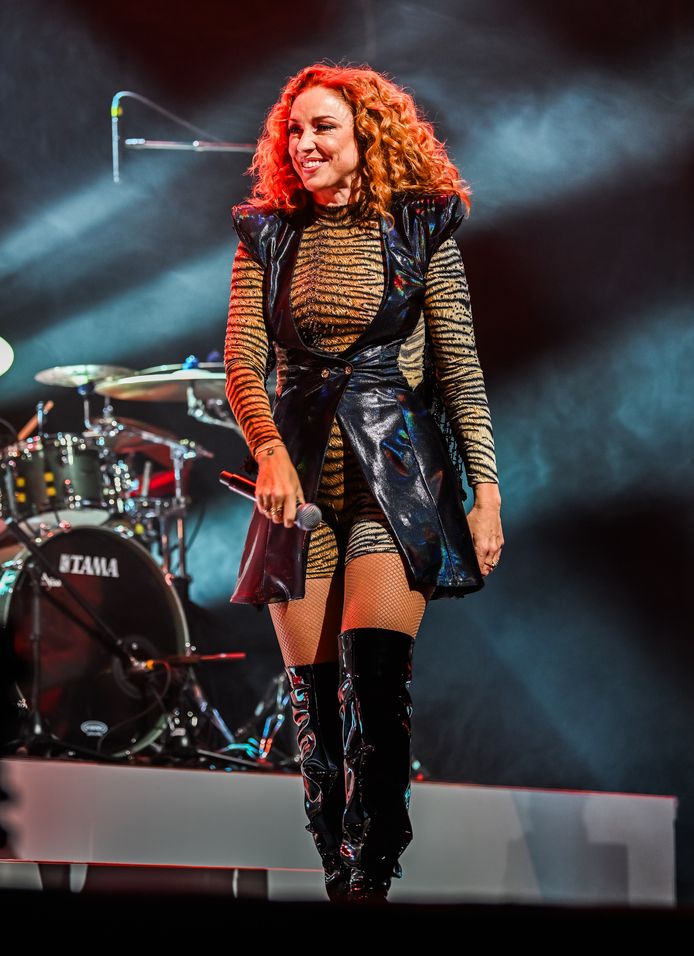 Natalia reageert tijdens eerste optreden na ‘Astrid en Natalia: back to ...