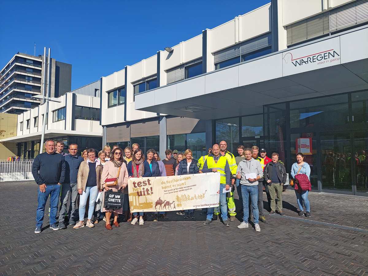 52 medewerkers stad Waregem namen deel aan de Testkaravaan | Foto | hln.be