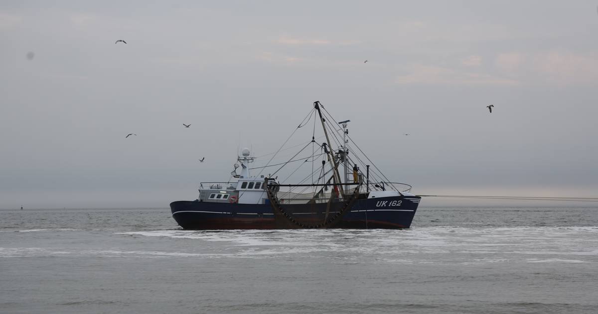 Viskotter strandt voor Scheveningse kust | Den Haag | AD.nl