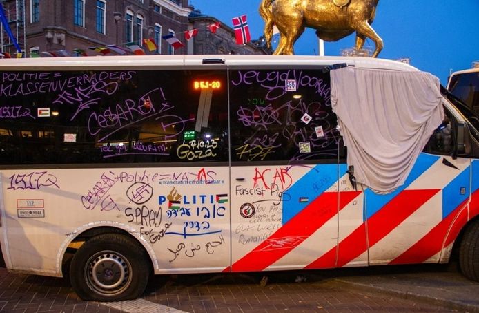 ME’er Oscar greep in bij Gazaprotest UvA en kreeg baksteen vol op zijn ...