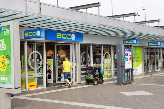 Klanten steken personeel BCC-winkels een hart onder de riem met taart ...