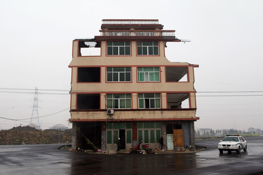 Une "maison clou" au milieu d'une autoroute en Chine | Foto | 7sur7.be