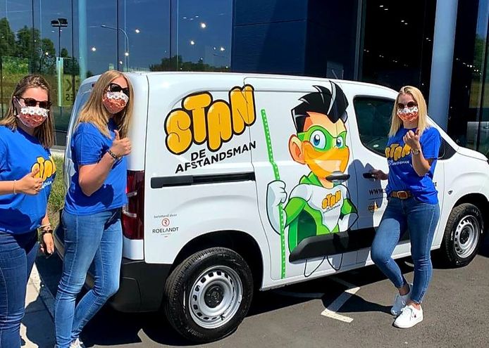 Xavier uit ROX is nu Stan de Afstandsman en houdt mensen op 1,5 meter ...