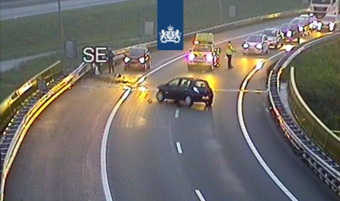 Automobilisten negeren rode kruizen en rijden toch snelweg op na ongeval op A59 bij knooppunt ...