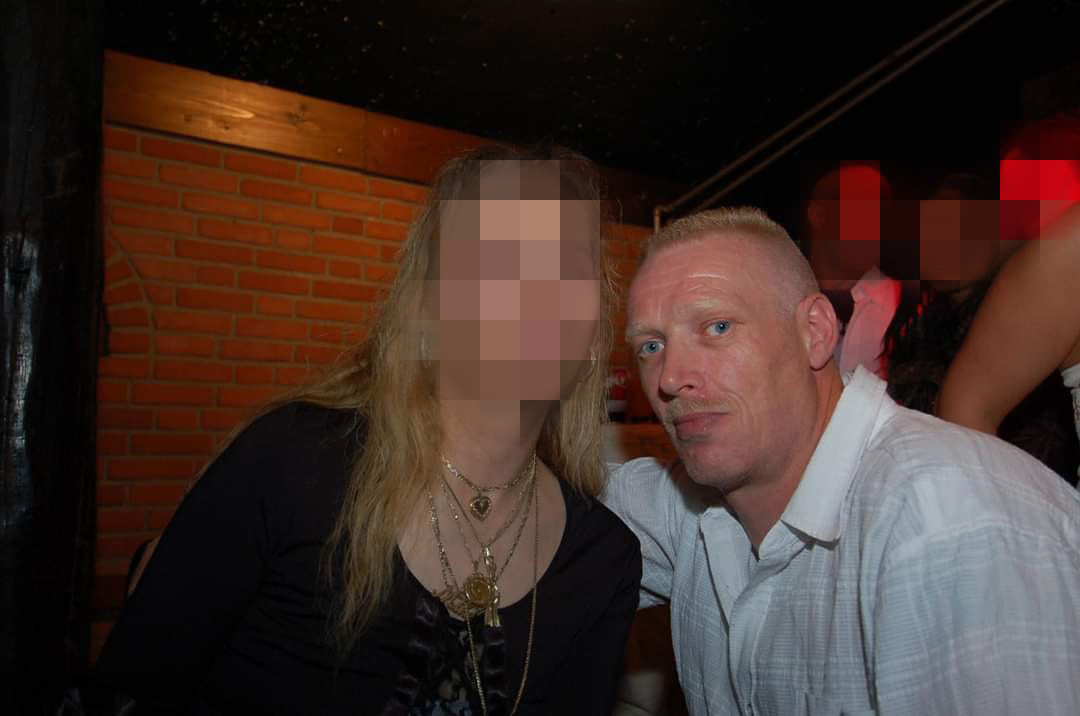 ‘Rouwende’ weduwe moet in de cel blijven na dood van haar man Mike ...