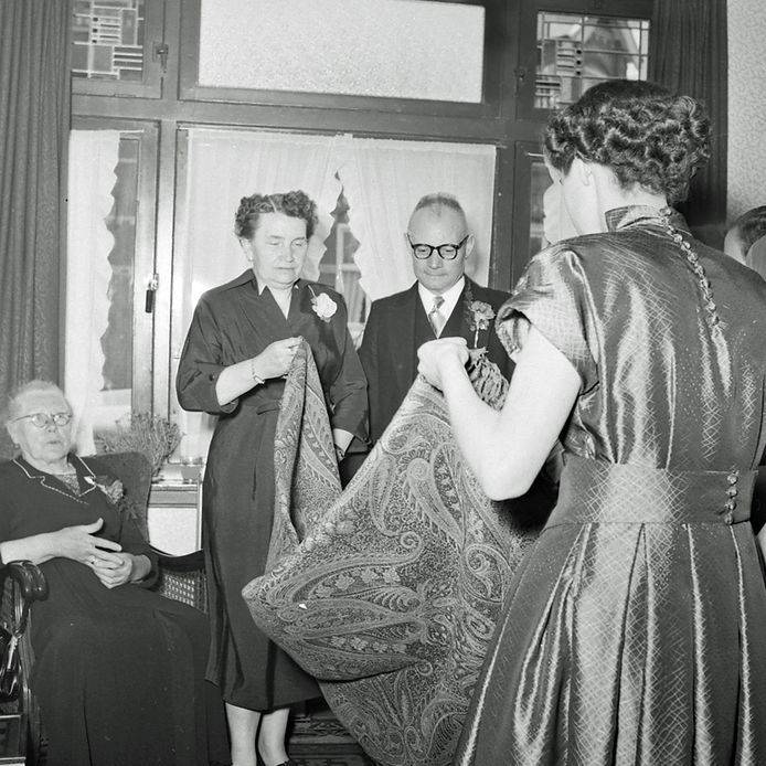 Het zilveren echtpaar Van Luyt vierde een feestje in 1953 | Eindhoven ...