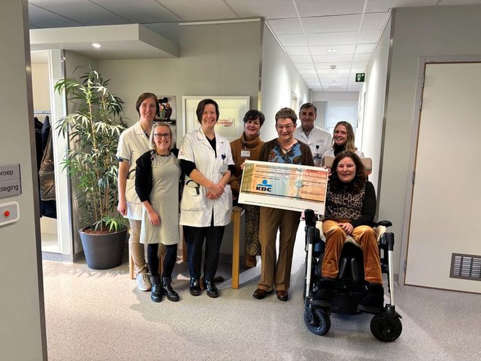 Patiënte Linda schenkt 4.650 euro aan dienst palliatieve zorg van AZ Delta Torhout | Torhout ...