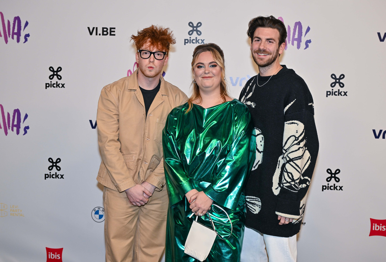 Hugo draagt Nicole bij zich, Fien Germijns maakte haar eigen jurk en ...