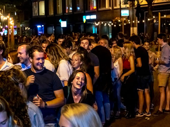 Tientallen mensen raakten besmet in deze club, toch blijven deuren open ...