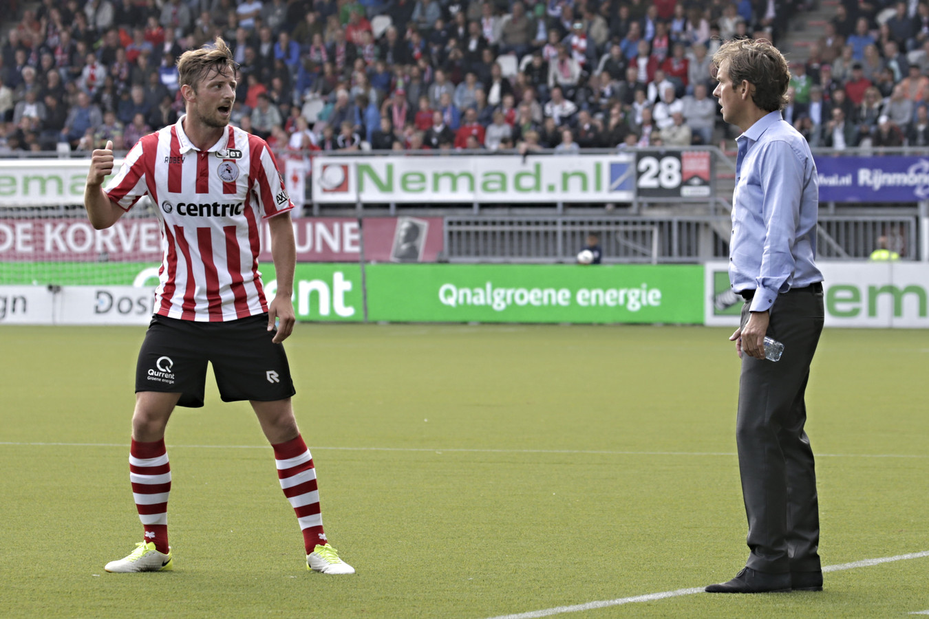 Vernieuwer, dwarsdenker, rare man, succestrainer: Almere City vaart wel ...