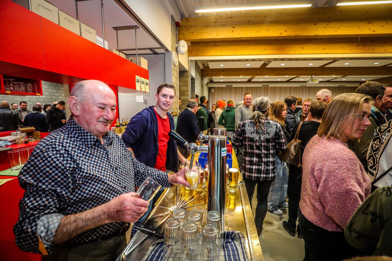 IN BEELD. Ontmoetingscentrum is te klein voor volksfeest met kersvers ...