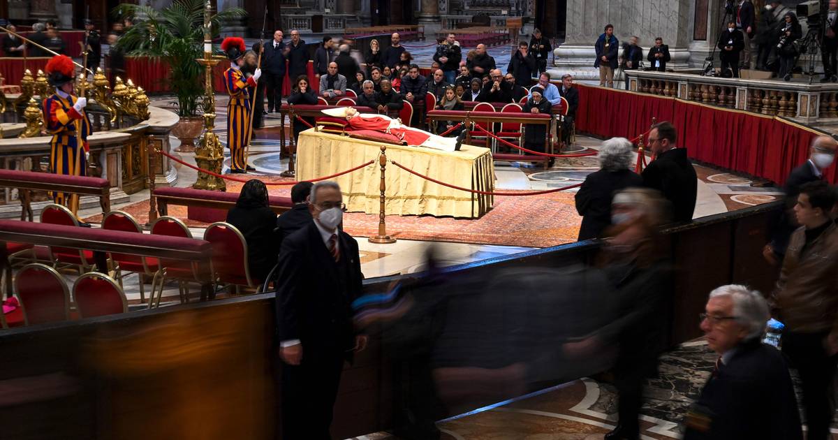 Tienduizenden schuifelen langs opgebaarde paus: ‘Je kunt zien dat hij ...