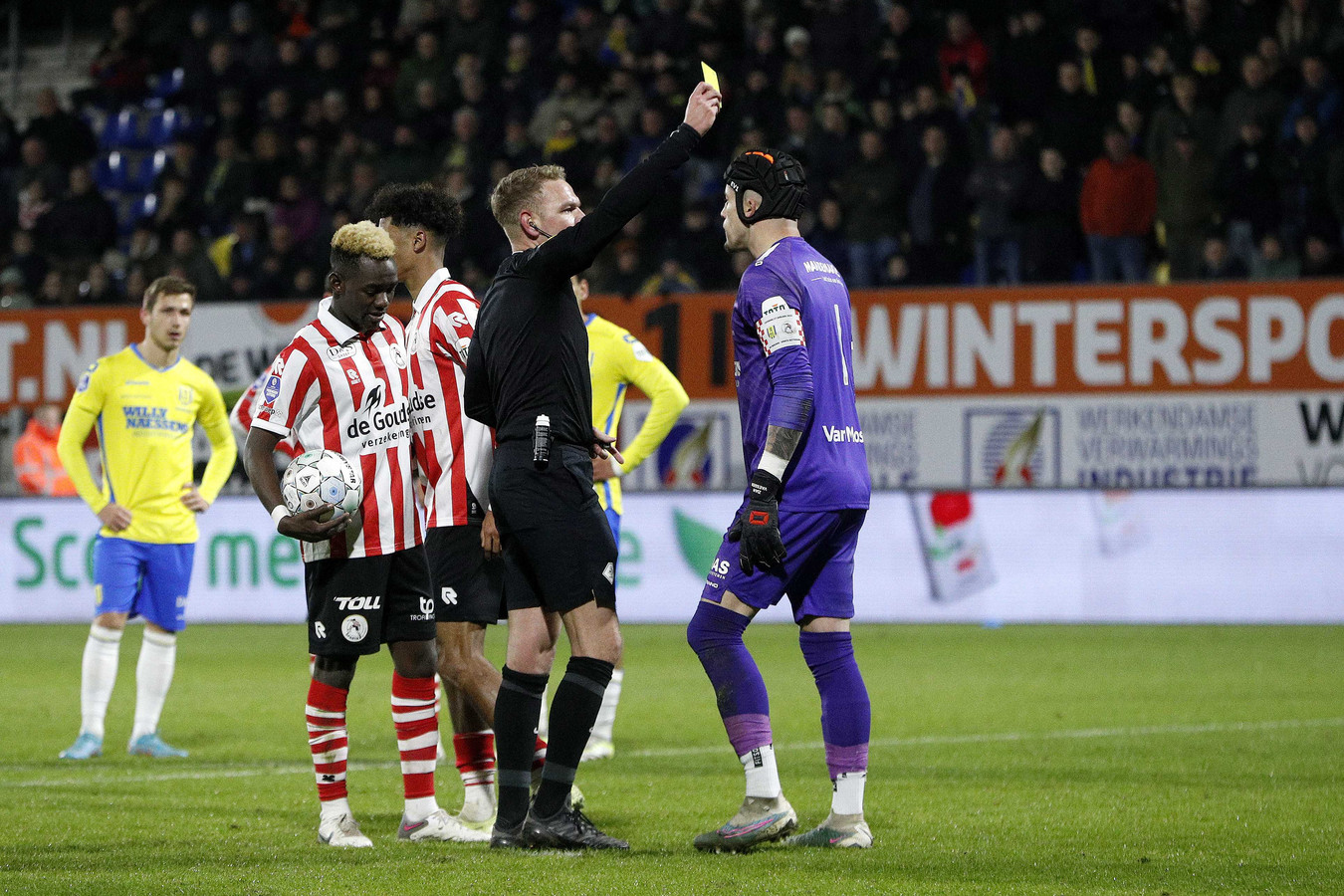 Ongeloof en woede bij RKC-keeper Vaessen als hij hoort dat Bas Nijhuis ...