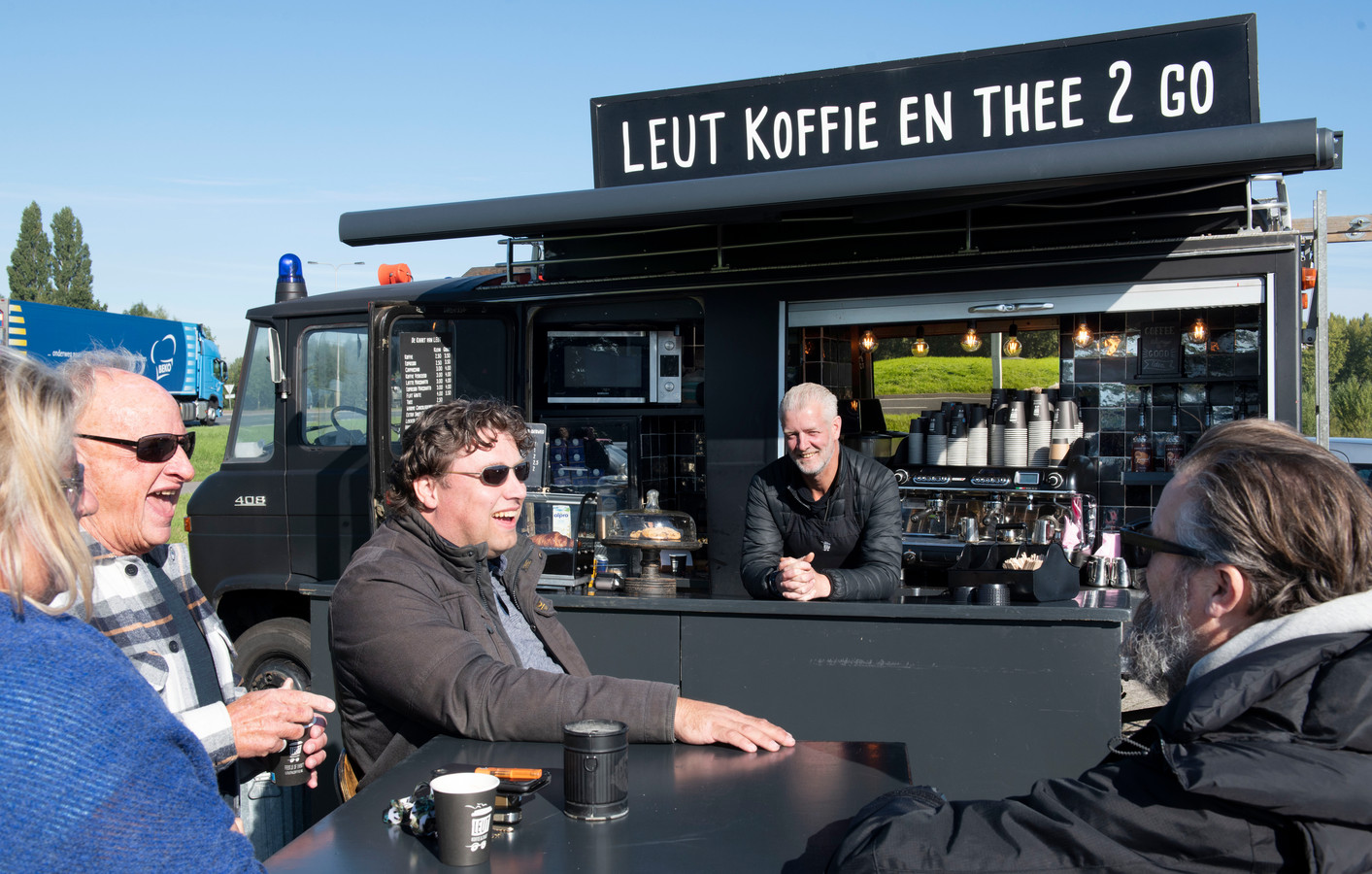 Carpoolplaats ongezellig? Niet bij de koffietruck van Stephan: ‘Door ...