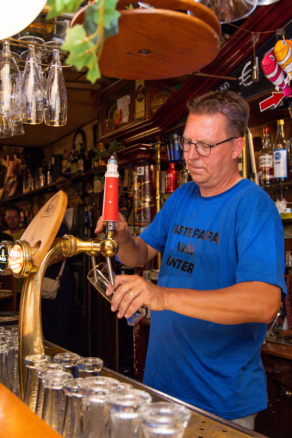 Jeroen Welink is de Beste Papa van Enter, hij blinkt uit in bier tappen ...