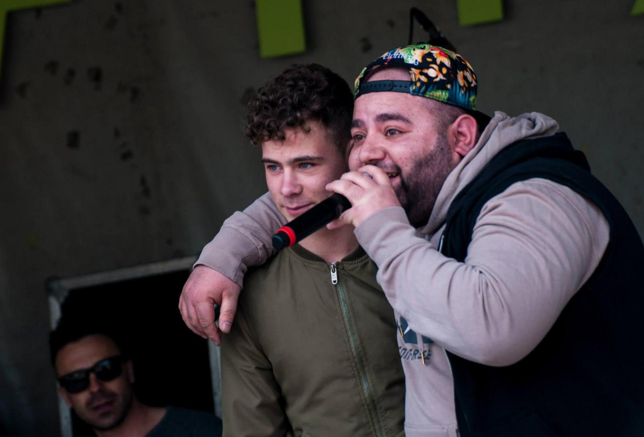 Overleden rapper Aziz vereeuwigd in kunstwerk: “Zo rapt hij nog eens ...