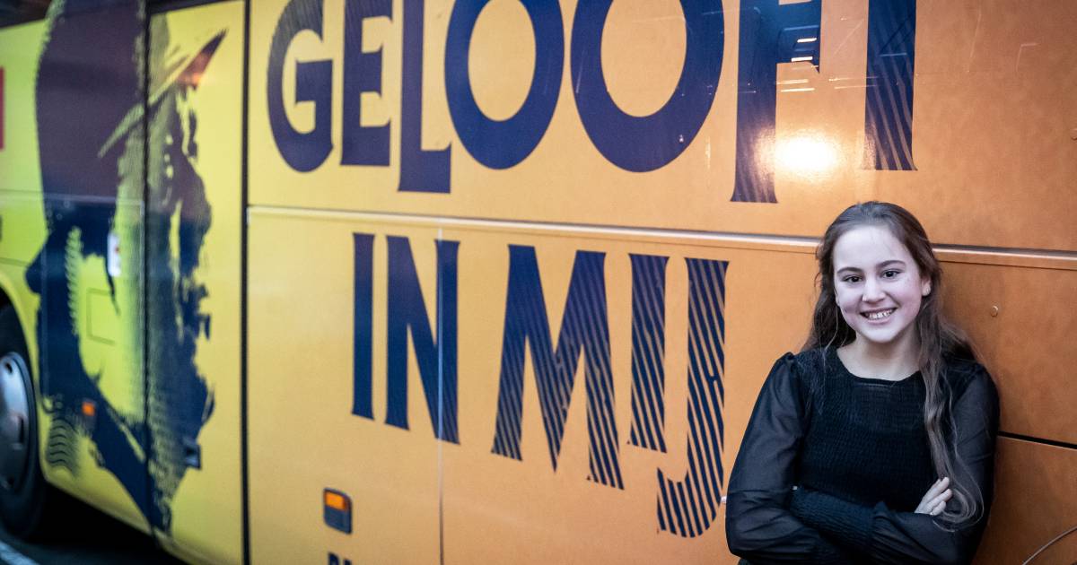 Annemijn uit Nuenen stralend op het podium bij ‘Hij gelooft in mij ...