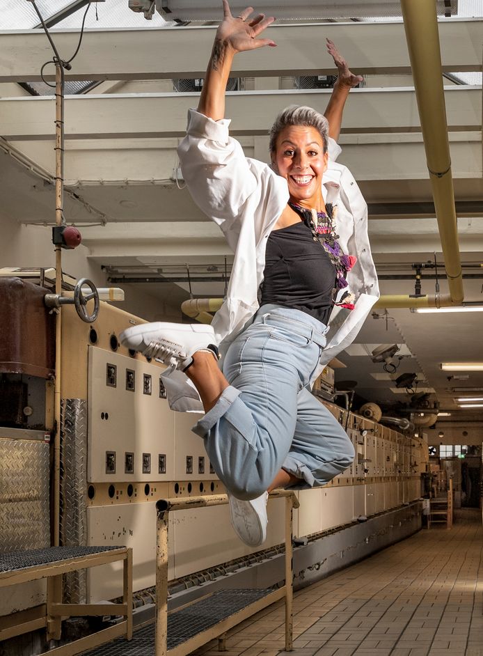 Mouna Laroussi keert tijdens tour van haar eerste solovoorstelling ...