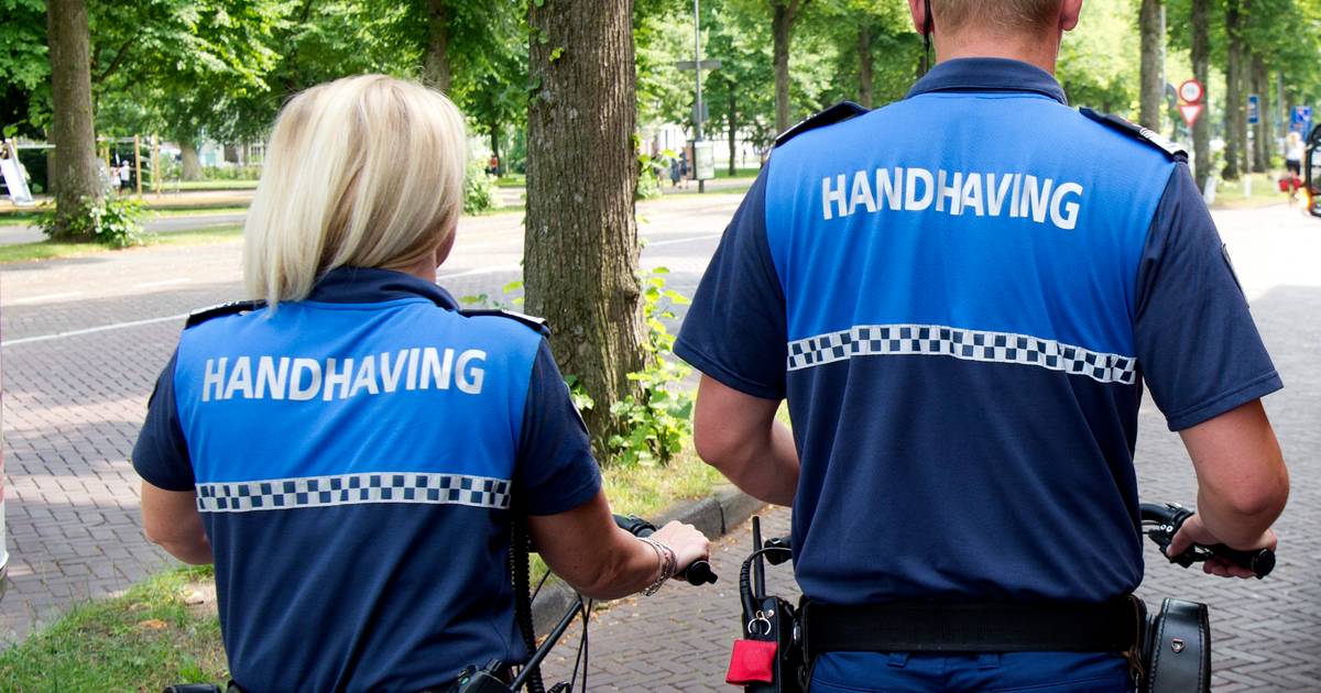 Ondernemers pleiten voor handhaving in blauwe parkeerzone in Velp ...