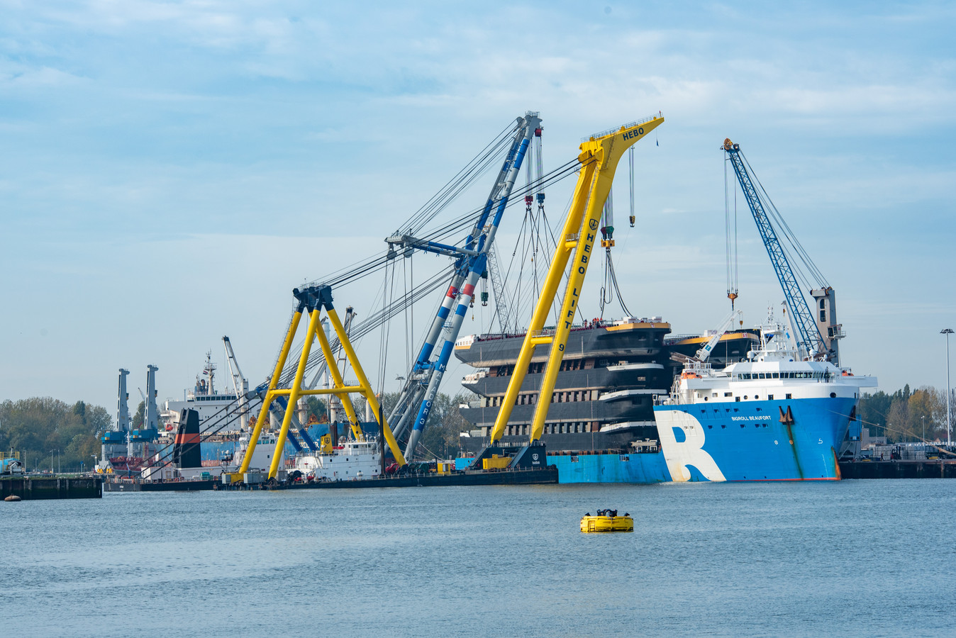 Bijzondere opdracht in de Rotterdamse haven: casco-schip van 1800 ton ...