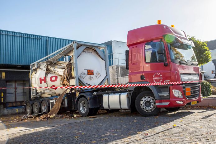Opslagtank geïmplodeerd bij bedrijf in Roosendaal | Brabant | bd.nl