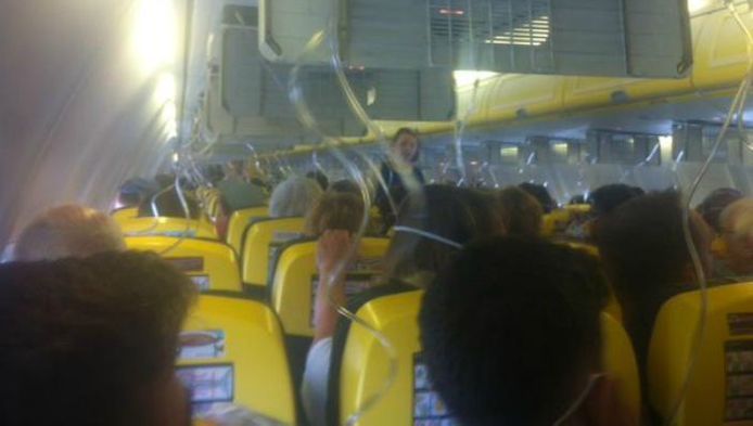 Noodlanding vliegtuig Ryanair richting Eindhoven | Buitenland | AD.nl