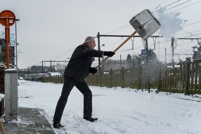 Hulp nodig om voetpad voor je deur sneeuwvrij te houden? Contacteer de ...