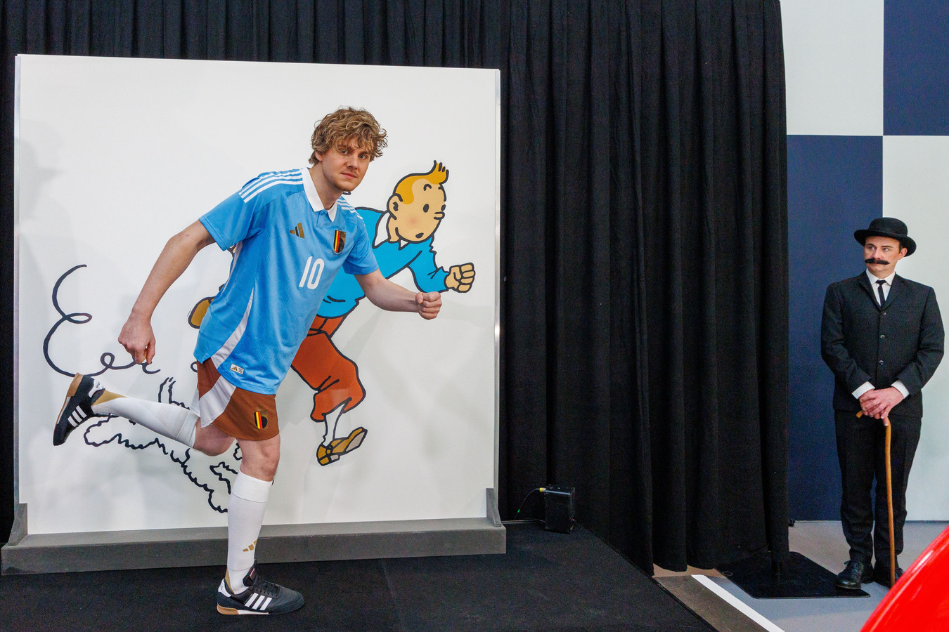 Voetballers België brengen met EK-tenue ode aan stripfiguur Kuifje ...