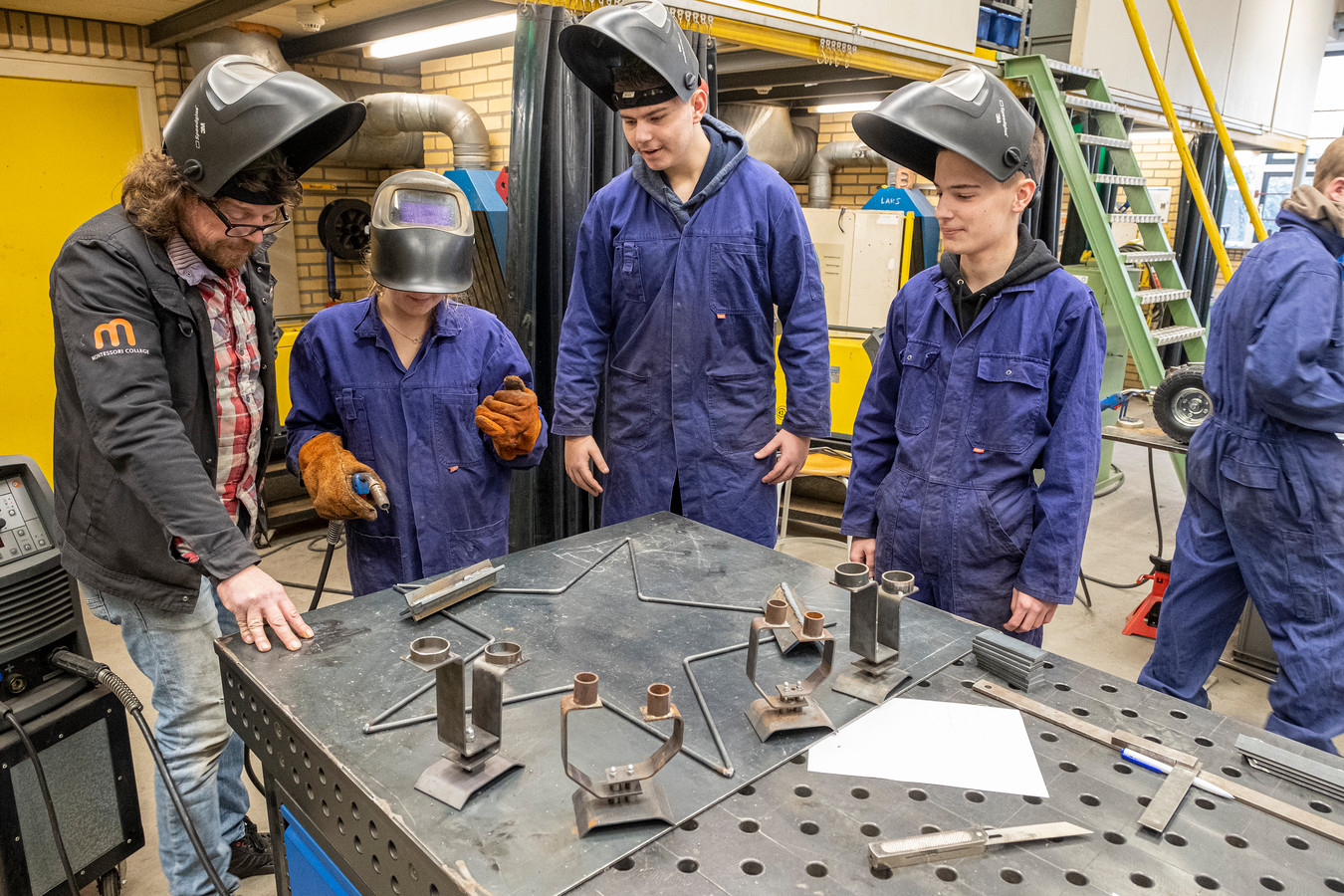 Leerlingen metaaltechniek Montessori maken kandelaren en sterren voor ...