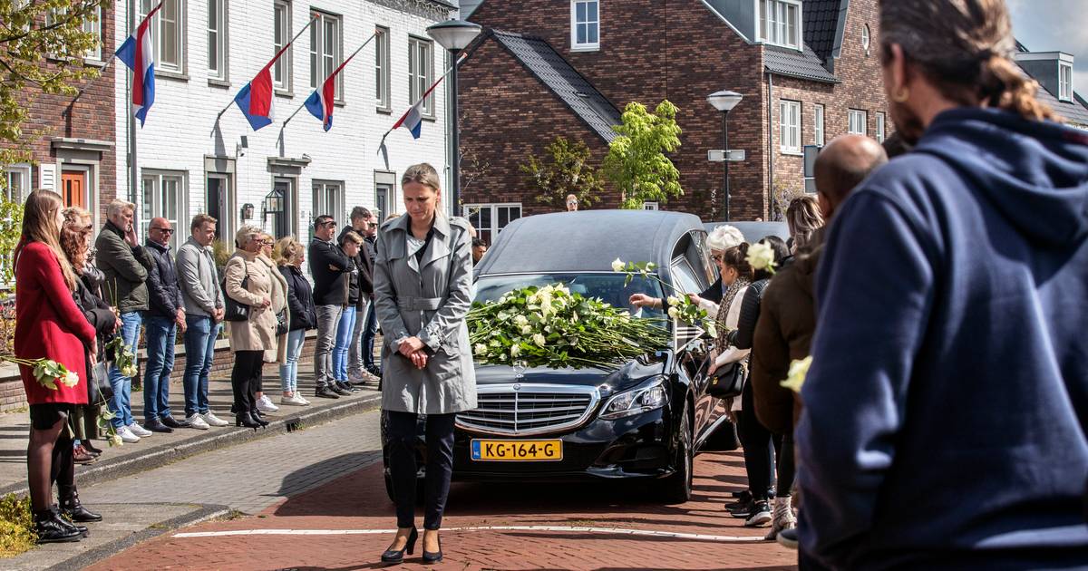 Honderden witte rozen bij afscheid DUNO-jeugdtrainer Mark de Lange ...