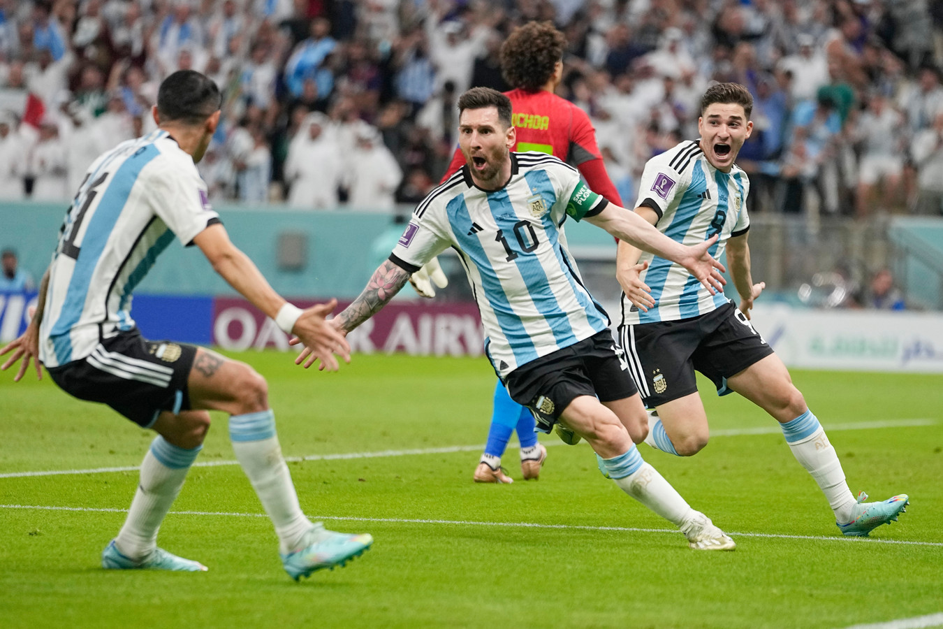 Lionel Messi staat op en helpt Argentinië over dood punt tegen Mexico ...