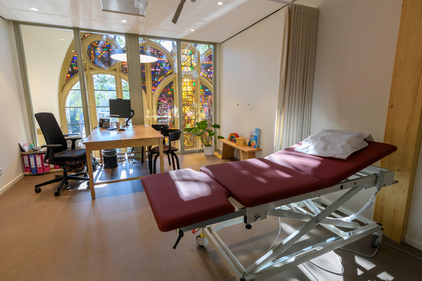 Langs de wijwaterbakjes naar de dokter in het nieuwe gezondheidscentrum Korvelse Kerk | Foto | bd.nl