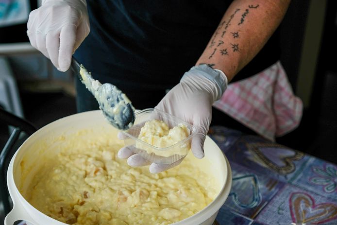 Greta (53) blijft achter met 466 potjes pudding nadat politie ...